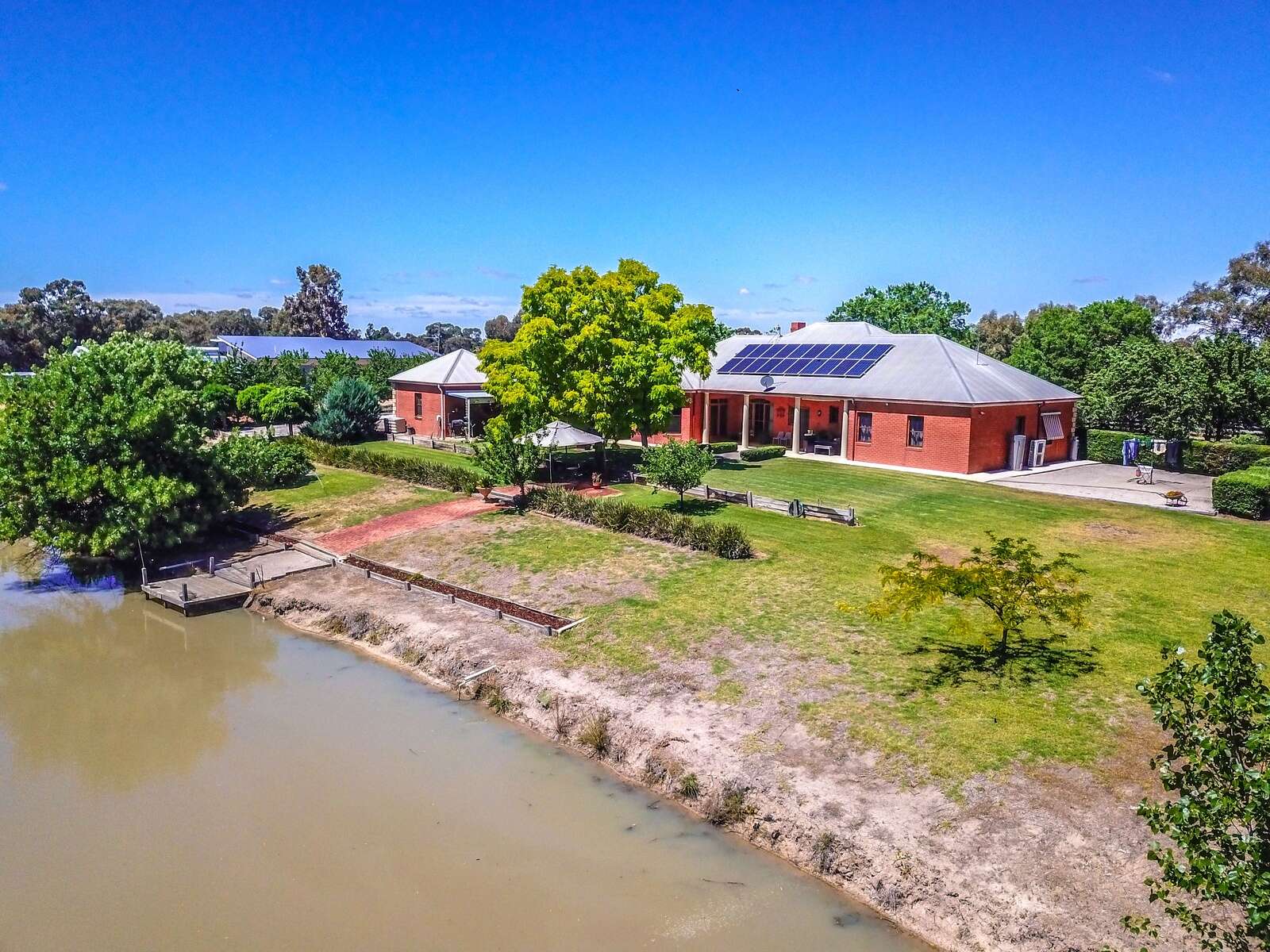 STUNNING, SPACIOUS WATERFRONT ‘HOMESTEAD’ | Deniliquin Pastoral Times