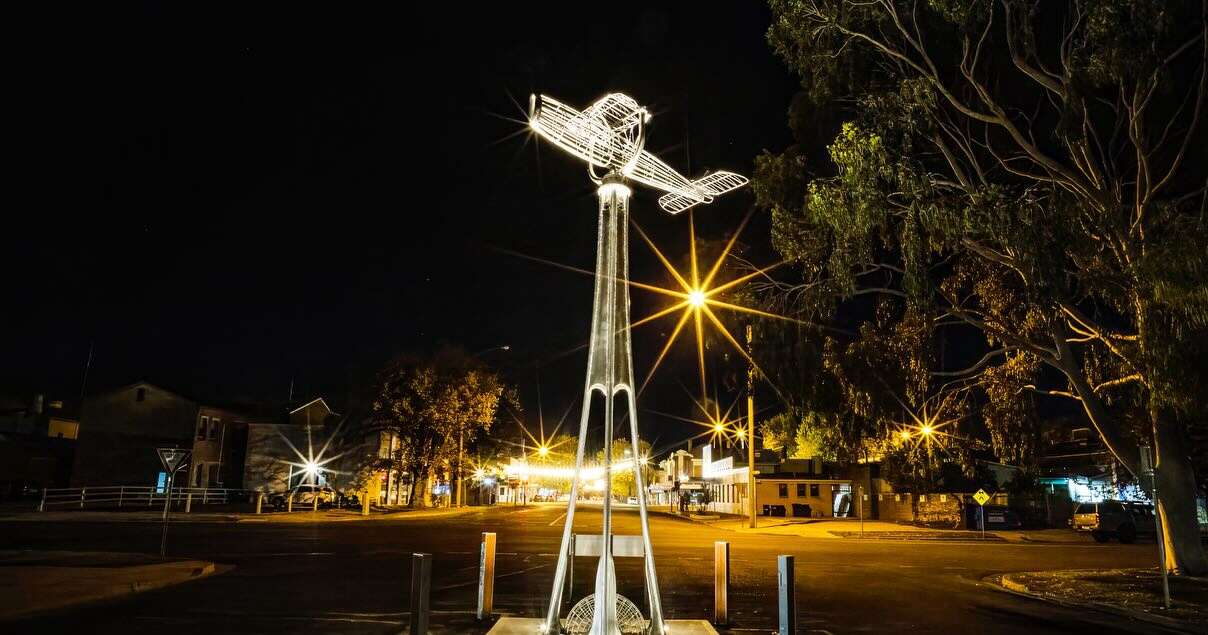 Benalla unveils ‘Taking Flight’ sculpture honouring aviation pioneer ...