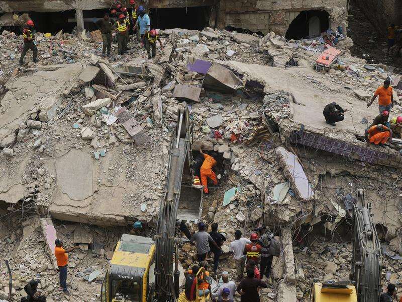 Death toll rises in Pakistan building collapse | Kyabram Free Press