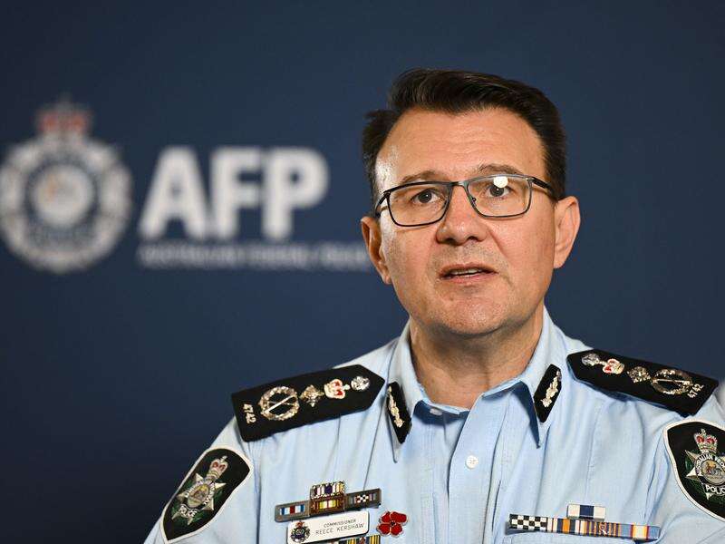 Top cop's retirement march after 40 years of service | Country News