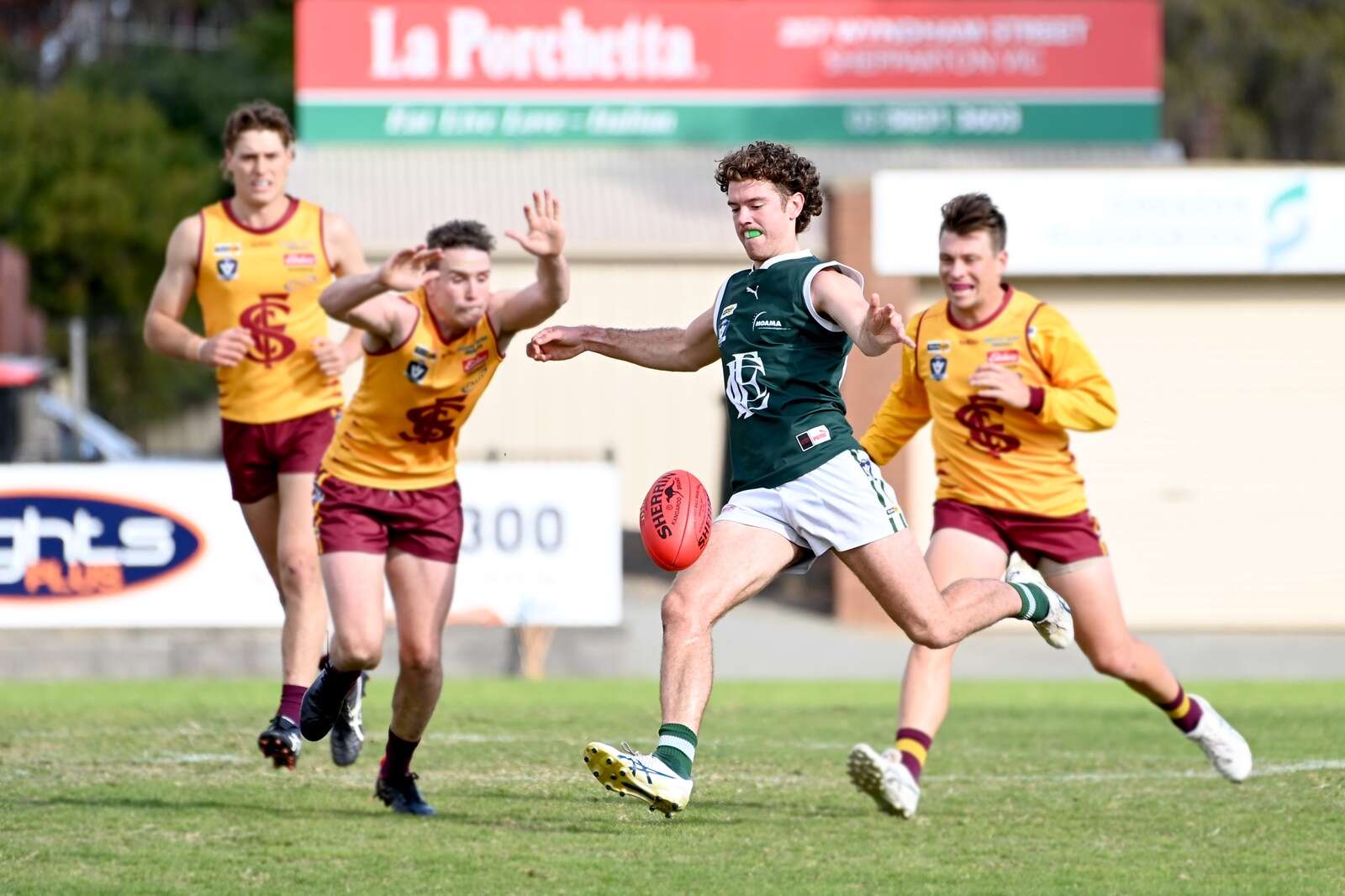 Echuca continues on winning way with gritty win over brave Bears ...
