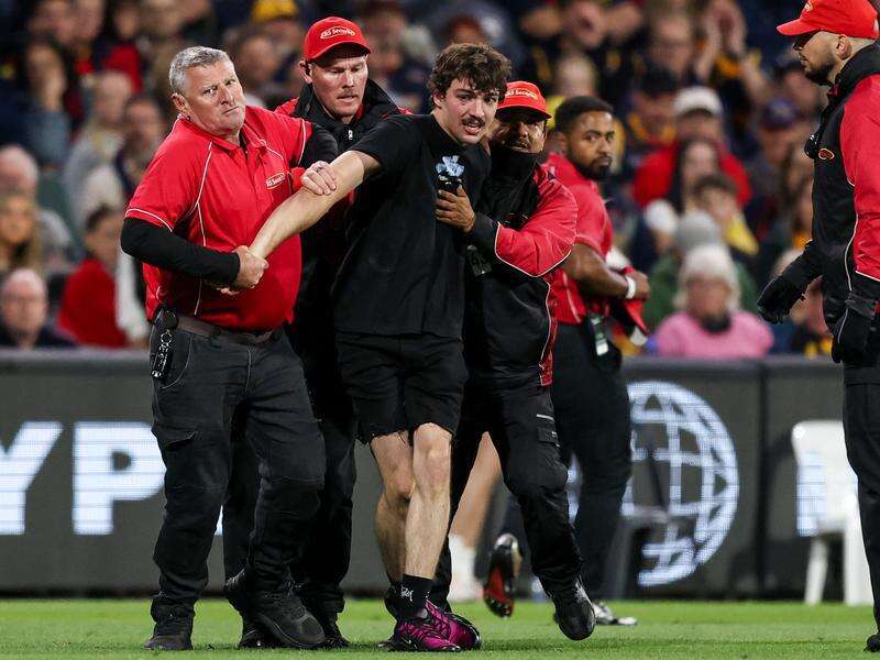AFL ground invader banned for life for "senseless" act | Country News