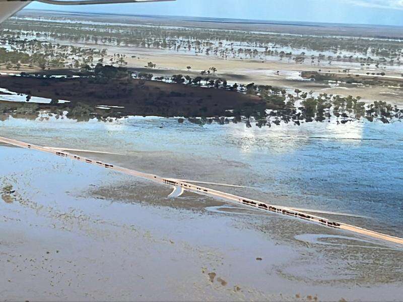 Levee bank made to protect town as people flee flooding | Shepparton News