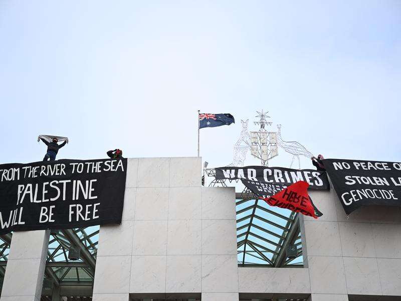 Palestine protesters climb onto Parliament House roof | Shepparton News