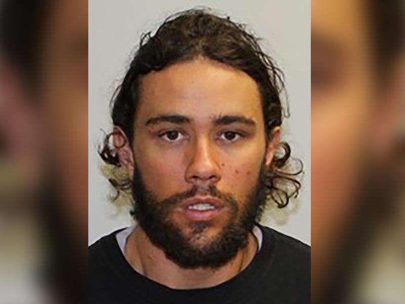 Police manhunt for former Home and Away star | Country News