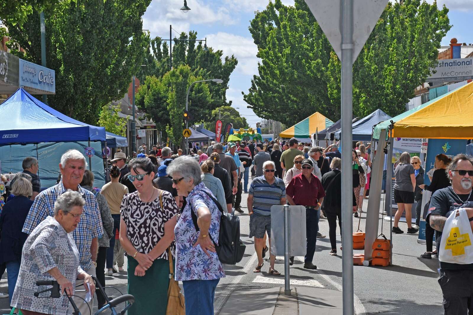 Kyabram's spring market draws crowds with discounts and music | Cobram ...