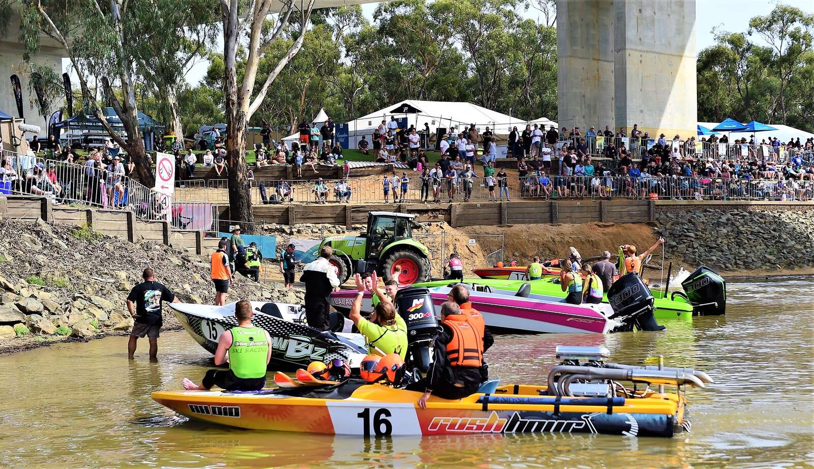 Southern 80 spectators watch on in amazement | Country News