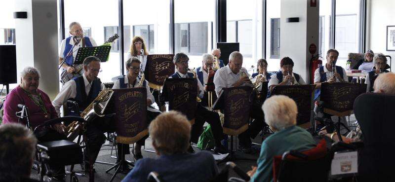 Crowd of music lovers enjoy Shepparton Splinters Group | Shepparton News
