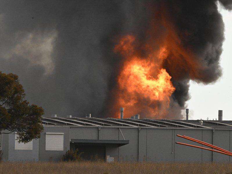 Toxic smoke warning as chemical factory inferno rages | Cobram Courier