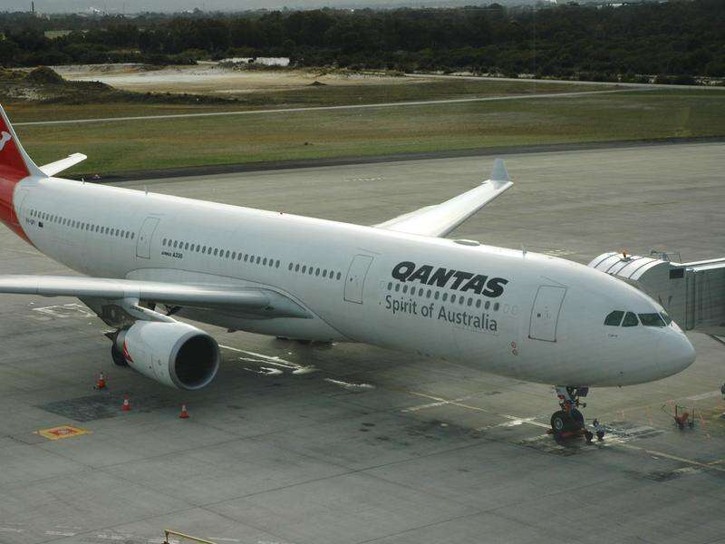 Qantas pilots shut down engine before landing safely | Country News