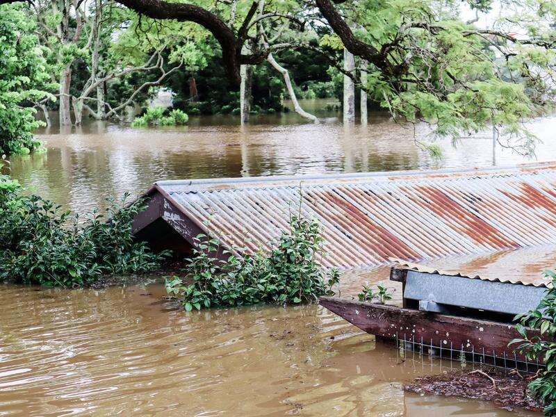 Hundreds evacuated amid deadly Qld floods | Country News