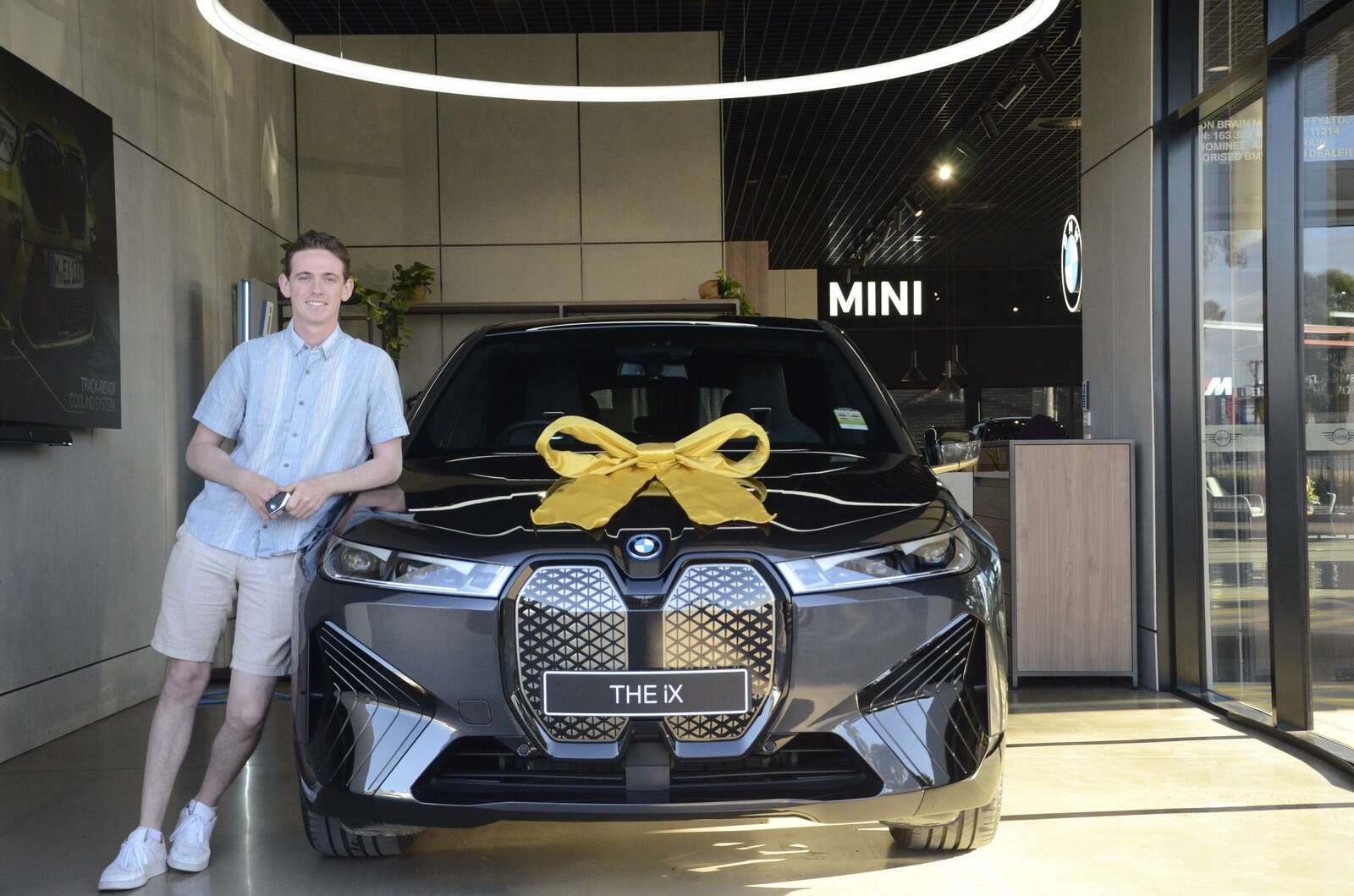 Young golfer wins BMW with spectacular ace | Country News
