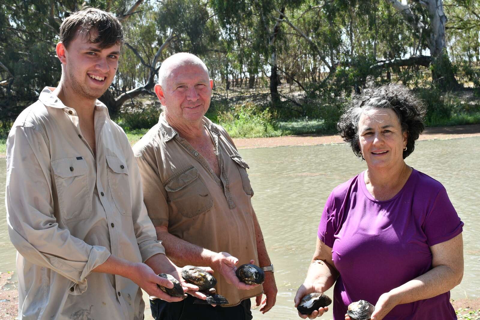 Mussel Muster uncovers hidden treasures at Billabong Creek | Deniliquin ...