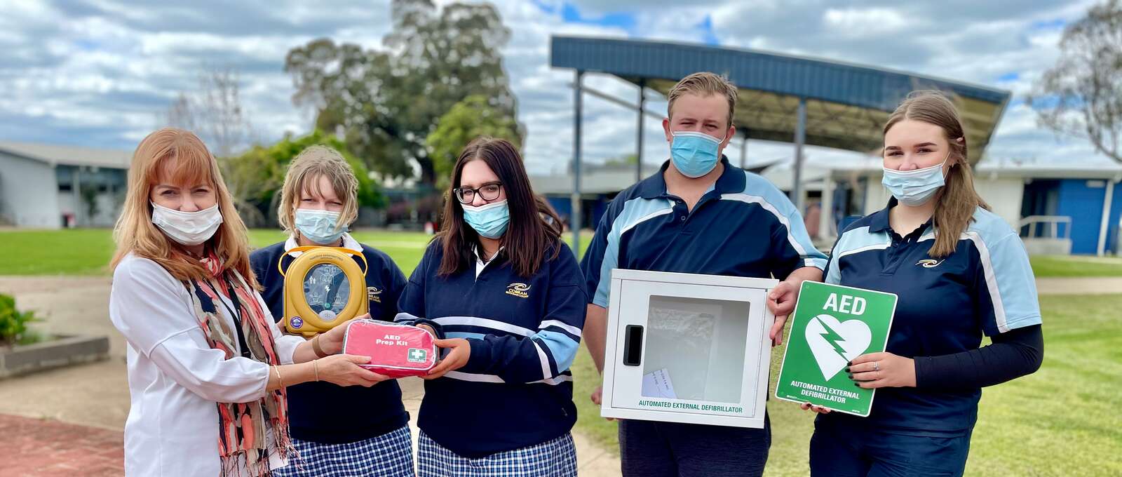 Students donate defibrillator | Country News