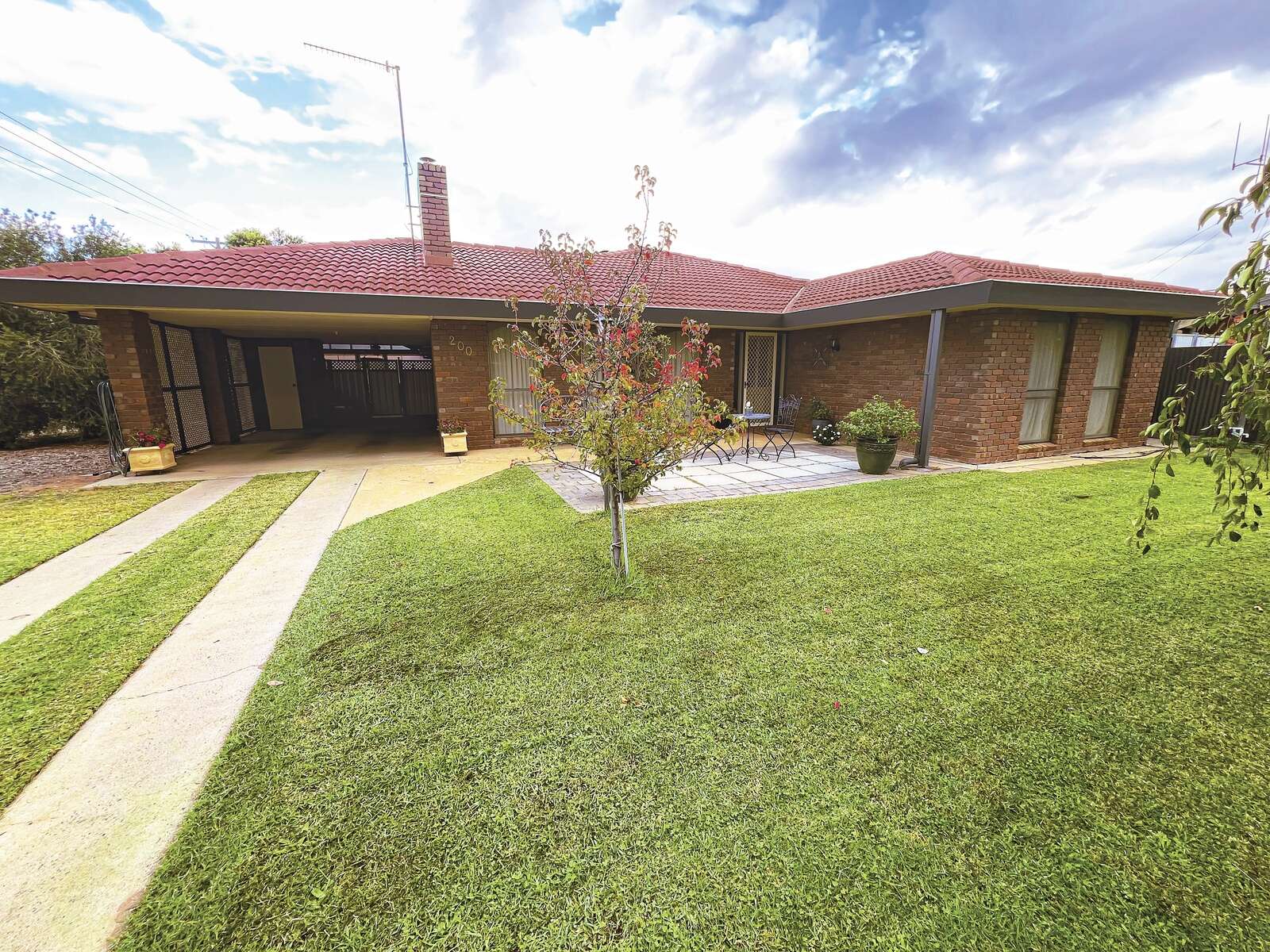 WELL-PRESENTED, SPACIOUS FAMILY HOME ON CORNER BLOCK CLOSE TO GOLF ...