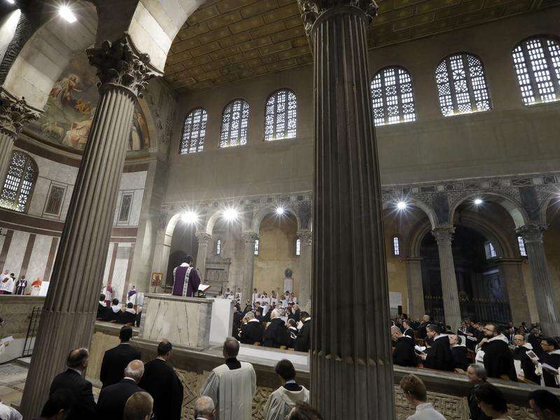 Handshakes back at Italy Catholic churches | Campaspe News