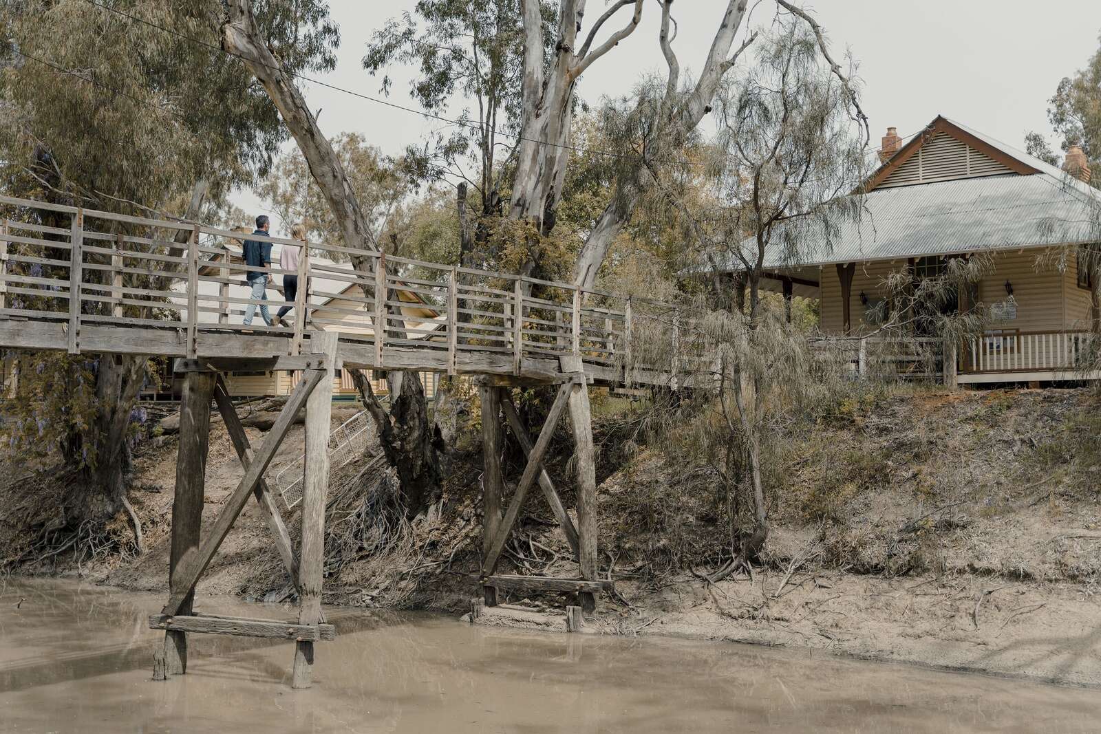 Flood takes out footbridge | Deniliquin Pastoral Times