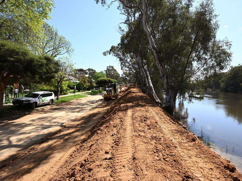 Vic town closed to highway as water rises | Country News