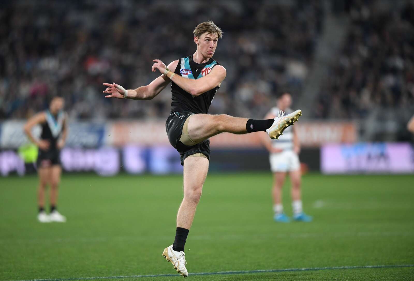 Hot Todd signs extension | Seymour Telegraph