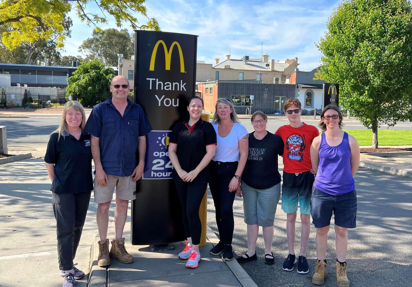 Moama RSL dishes up Maccas to volunteers | Country News