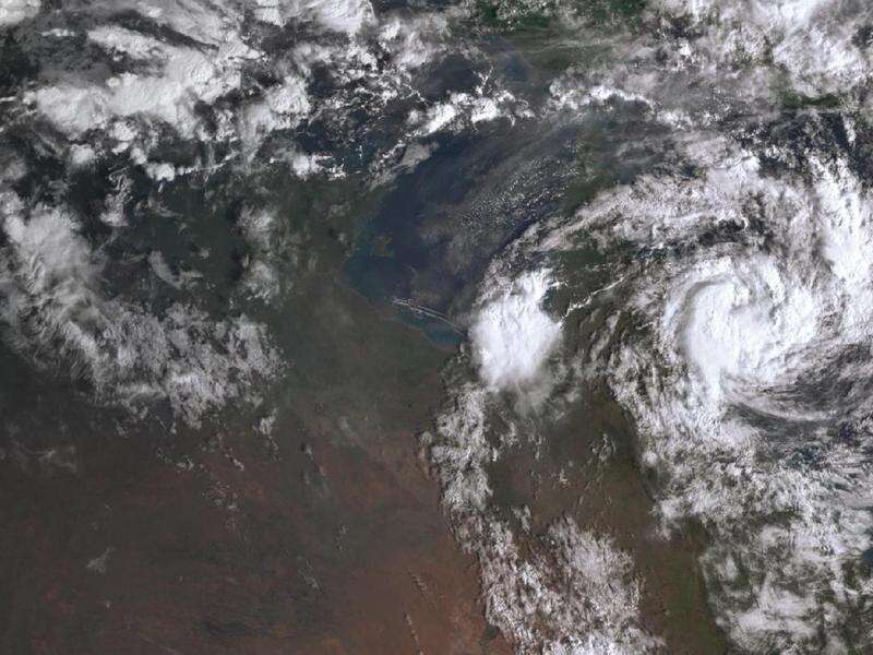 Shelter warning as Cyclone Jasper bears down on coast | Country News