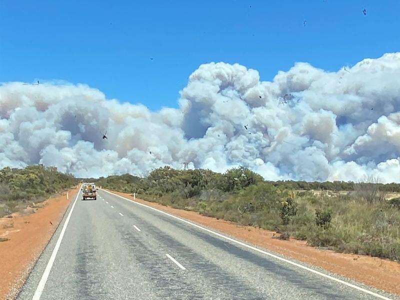 Beach rescues as bushfire nears coastal communities | Country News