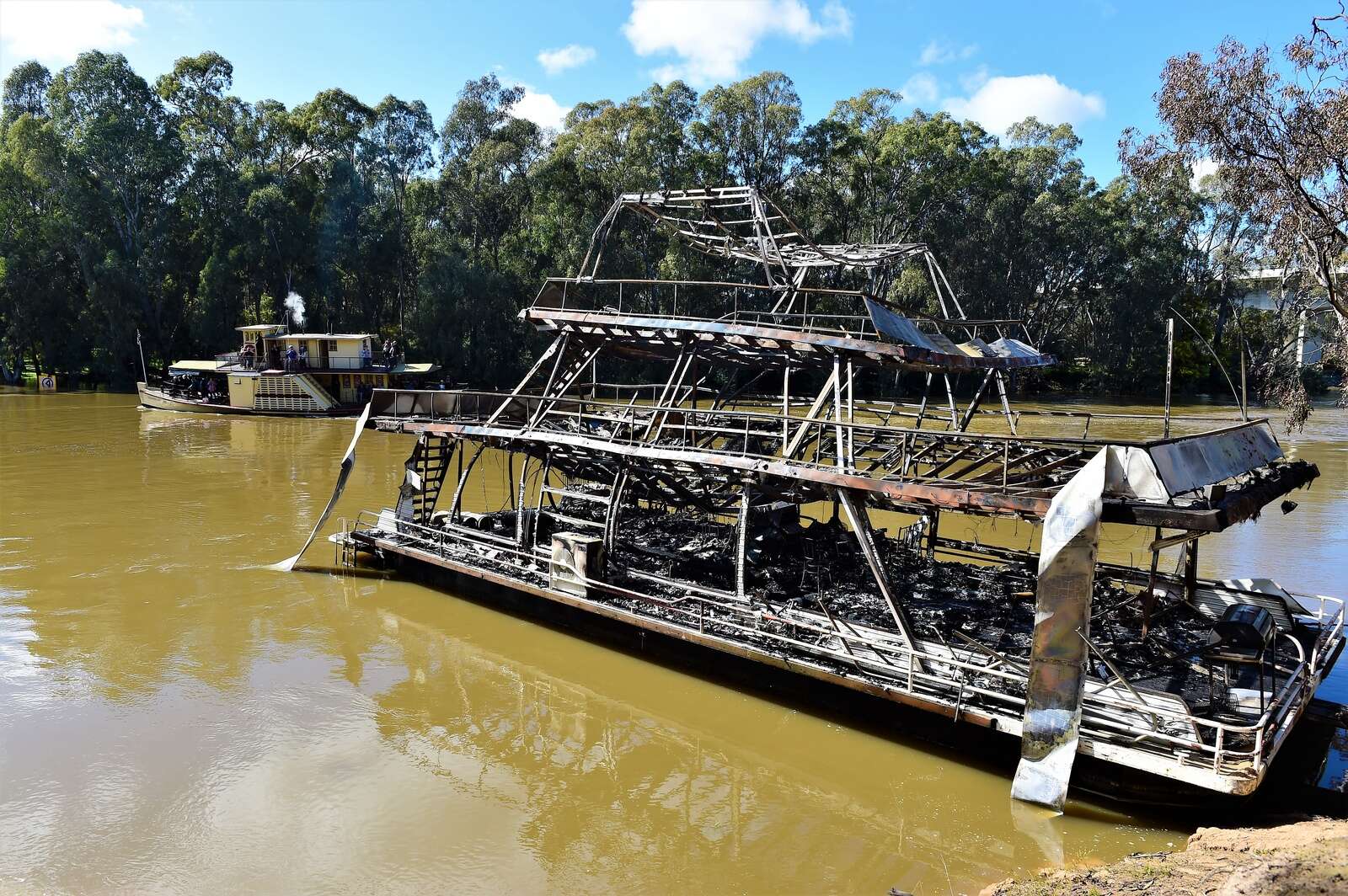 Houseboat gutted by fire | Riverine Herald