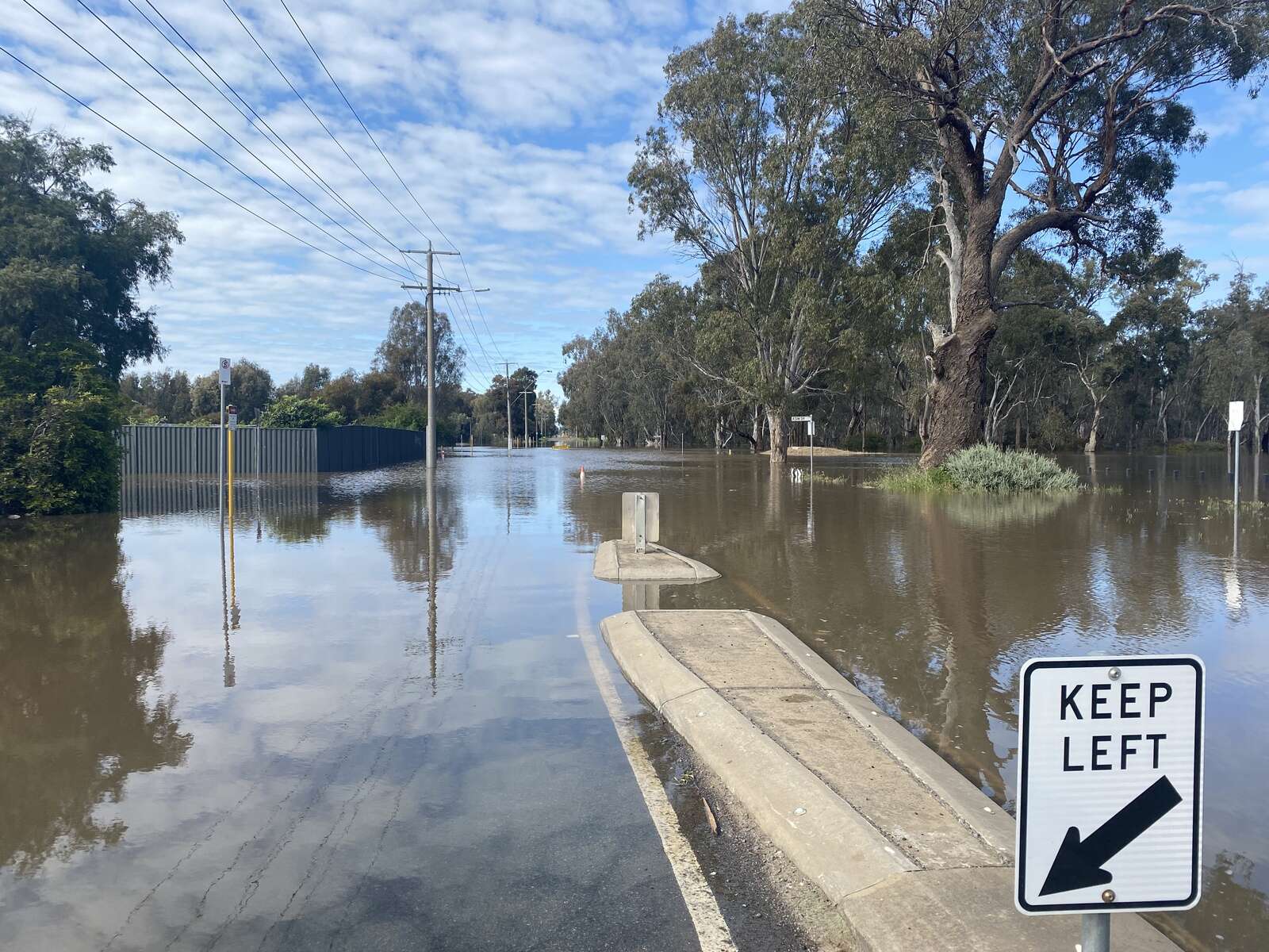 ‘People are good’: Mateship on display at Archer St as water rises ...