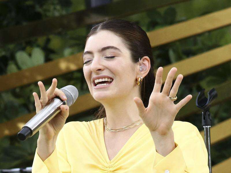 Masses of Lorde fans crash New York park pop-up show | Dairy News Australia