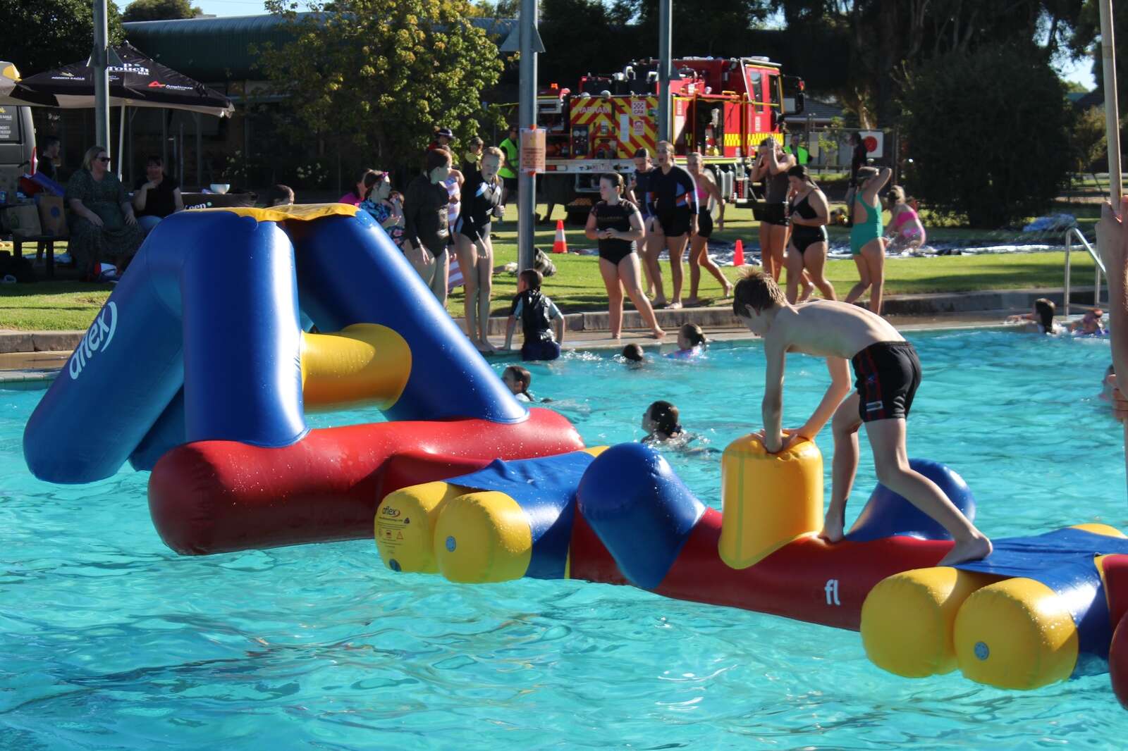 Blue Light Disco ‘pools’ in a big crowd. | Shepparton News