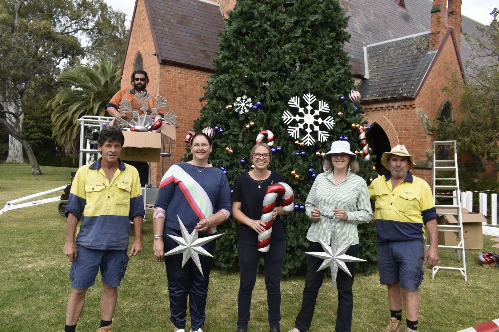 Shiny new look for town tree | Shepparton News