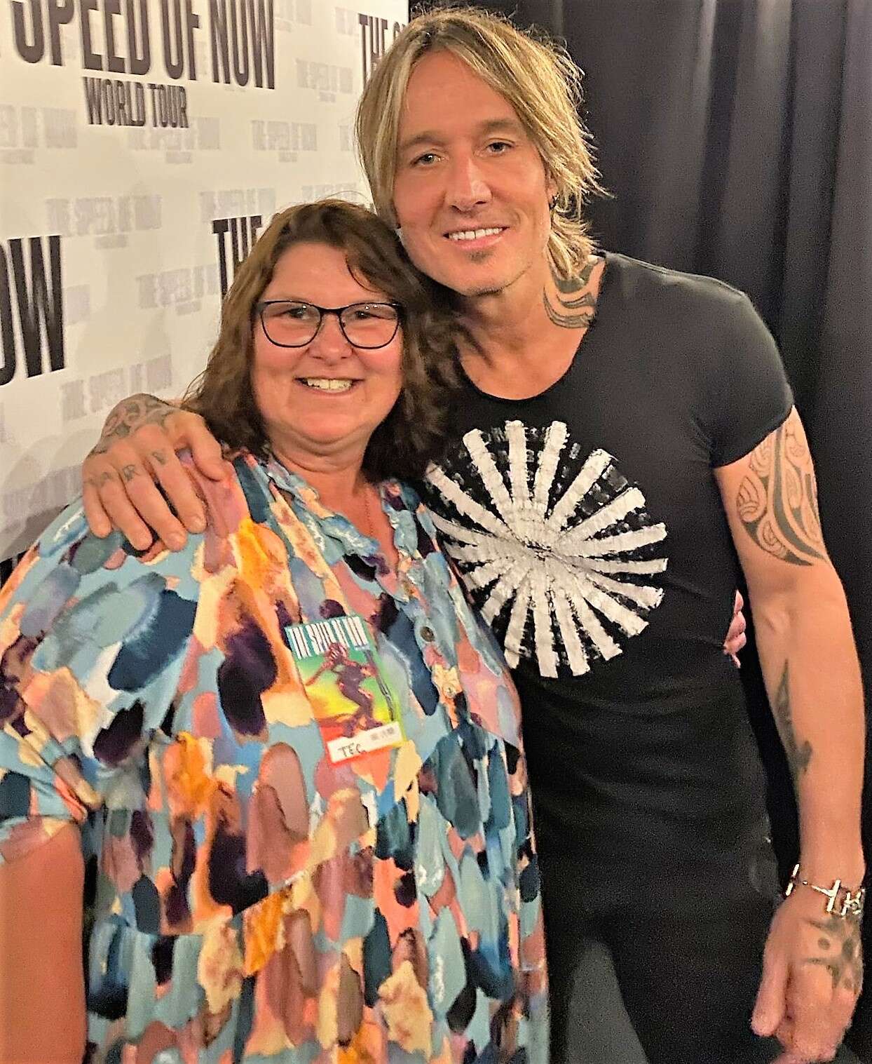 Starstruck ‘mum’ meets country music legend | Kyabram Free Press