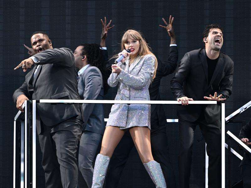 Taylor Swift dancer 'fine' after nasty stage fall | Kyabram Free Press