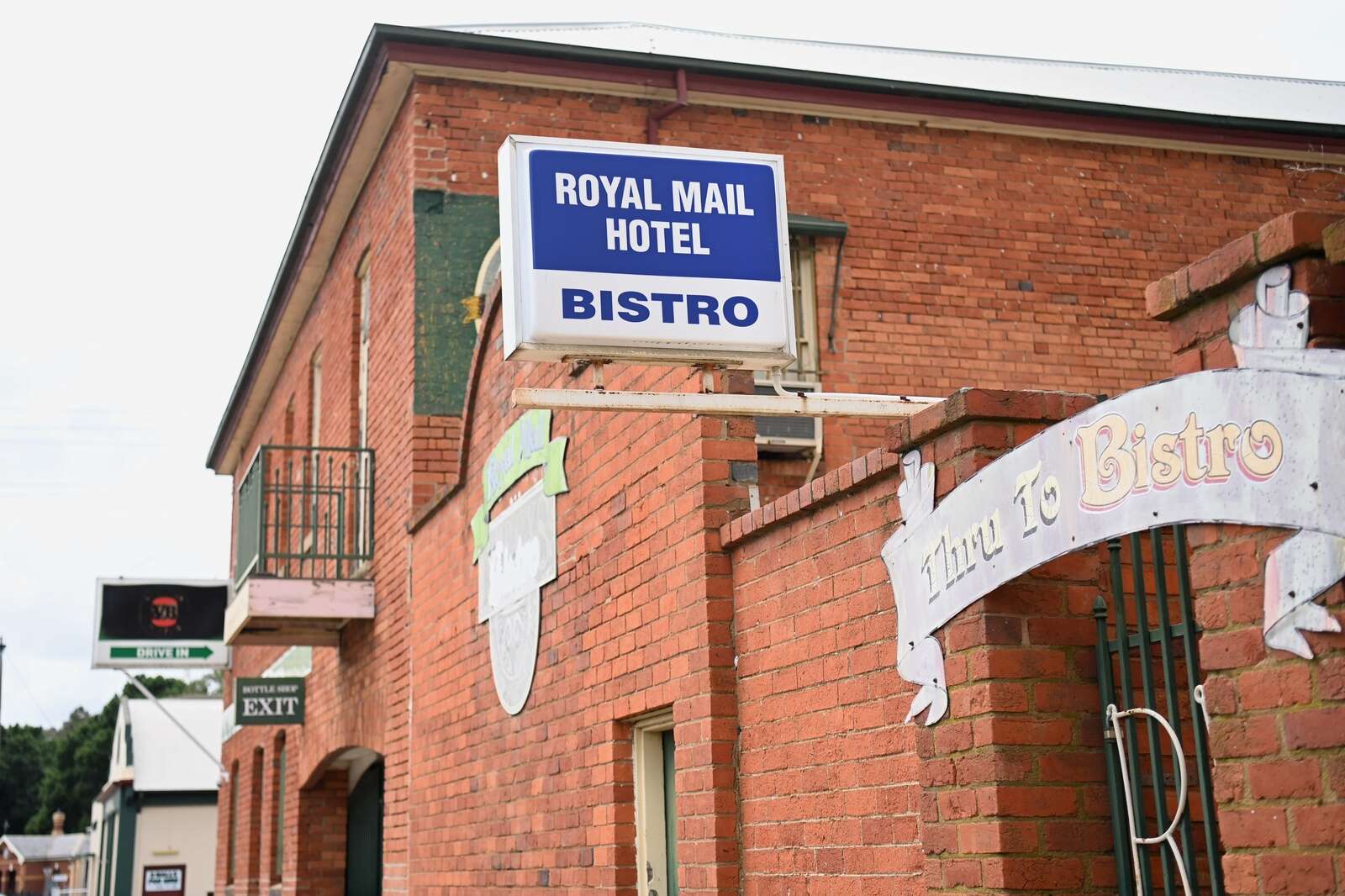 Pair charged over pub burglary | Shepparton News
