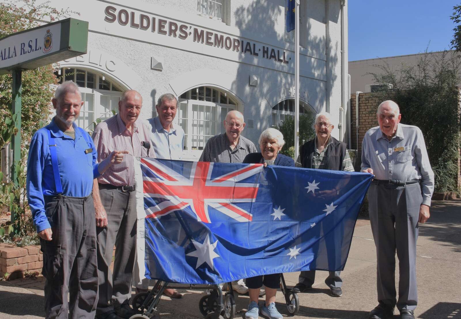 Benalla RSL gets new Aussie flag ahead of annual Anzac Appeal | Benalla ...