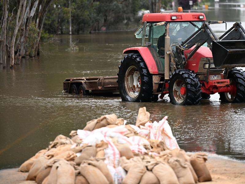 Flash flood warning as storms approach Vic | Country News