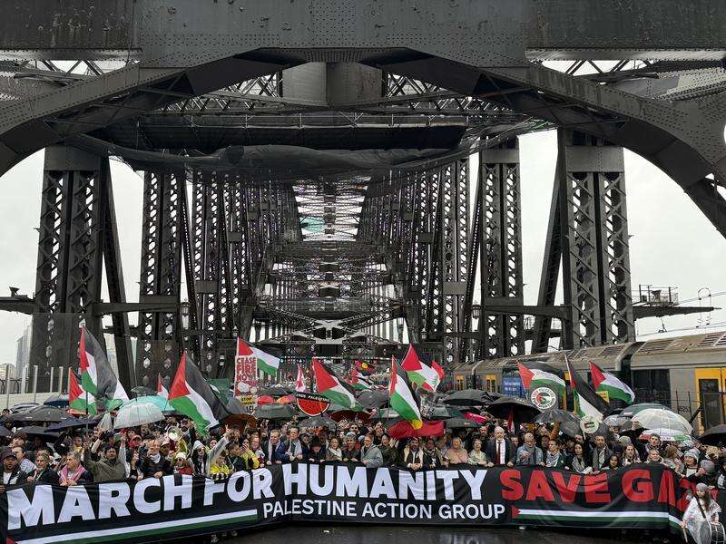 Thousands pour onto iconic bridge for Gaza | Cobram Courier
