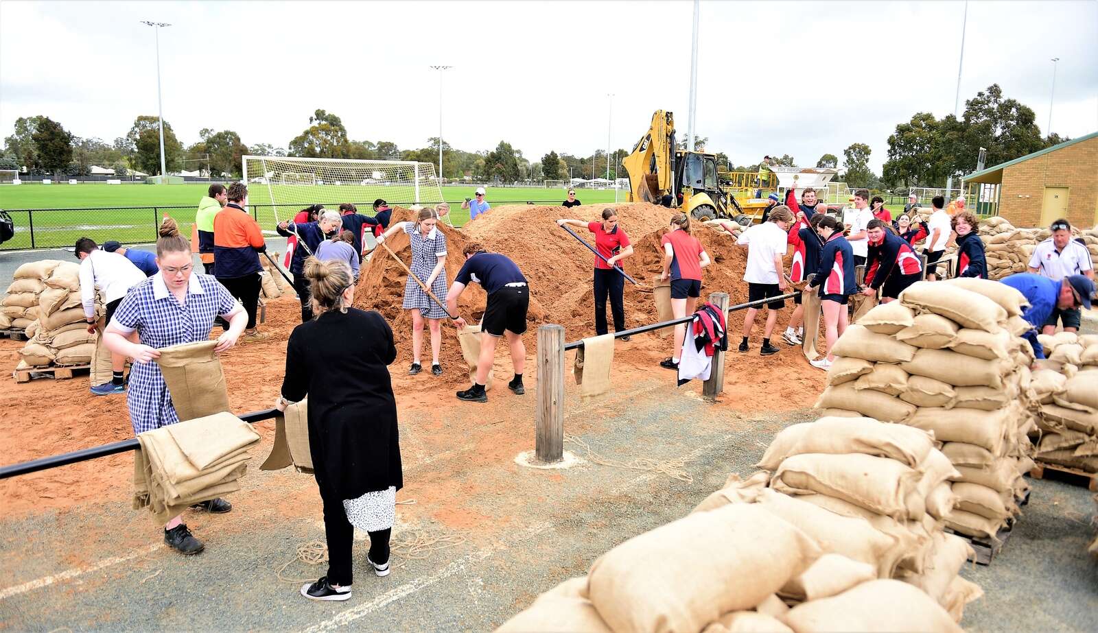 Community comes together at sandbag stations | Riverine Herald