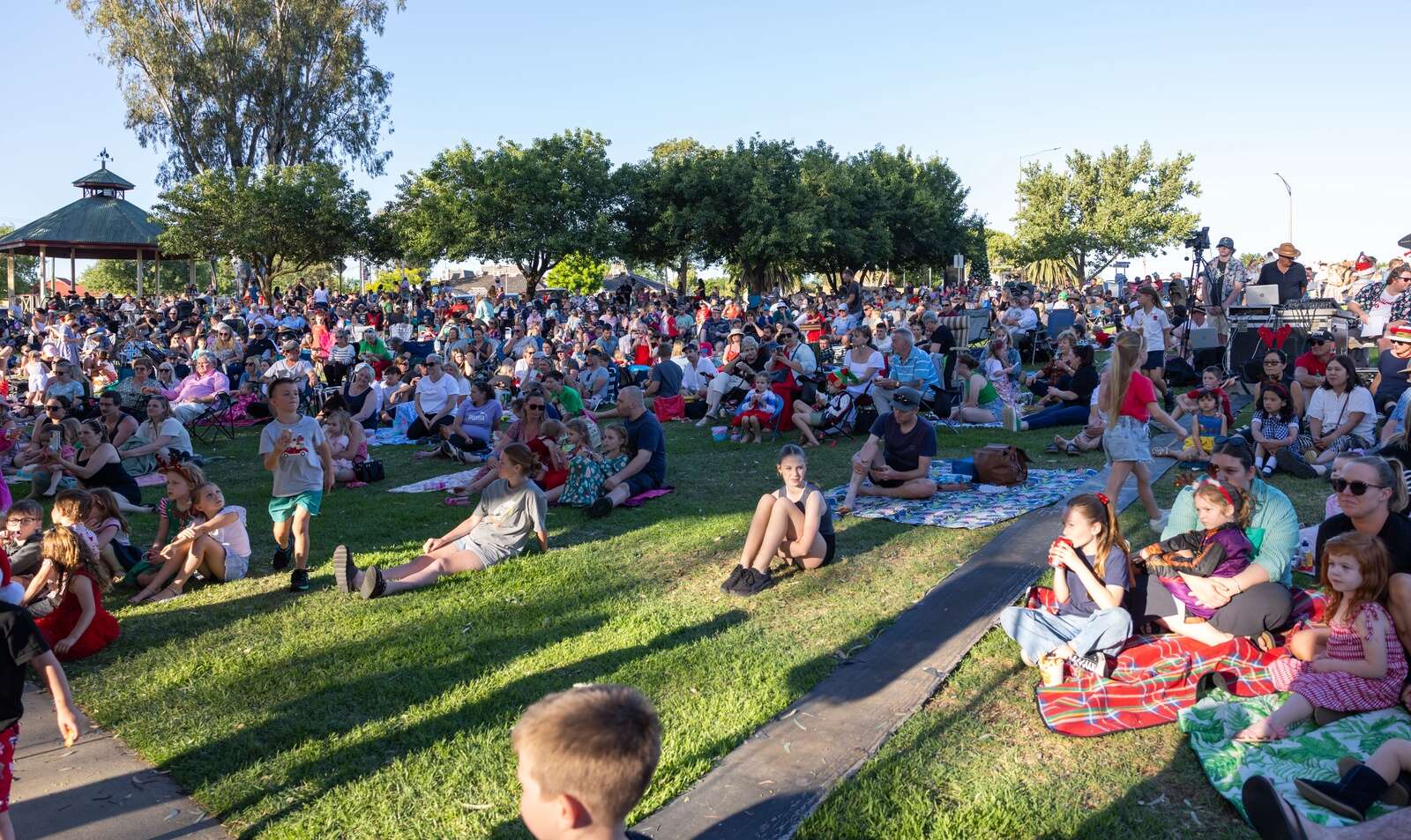 Moama Christmas carols move to new venue for bigger crowds | Riverine ...
