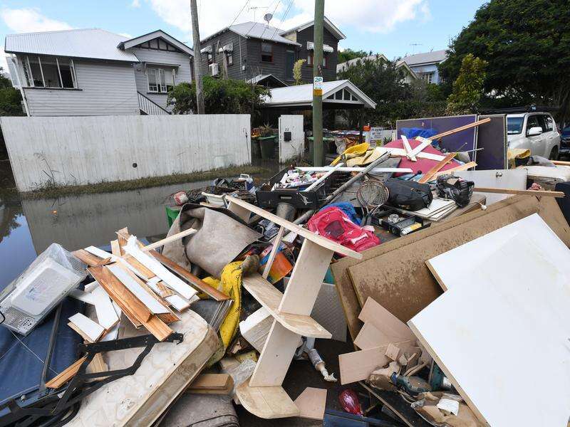 Floods strand some in Qld, schools closed | Country News