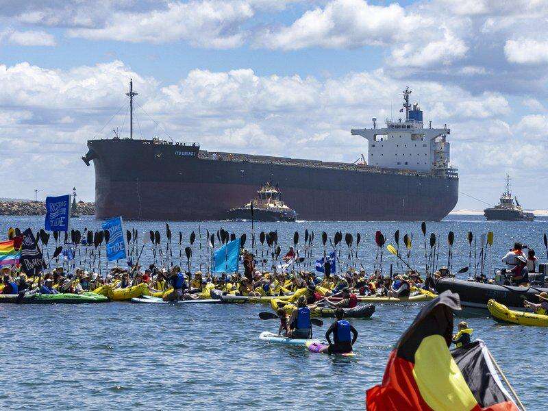 Port protesters take to water as Peter Garrett performs | Country News