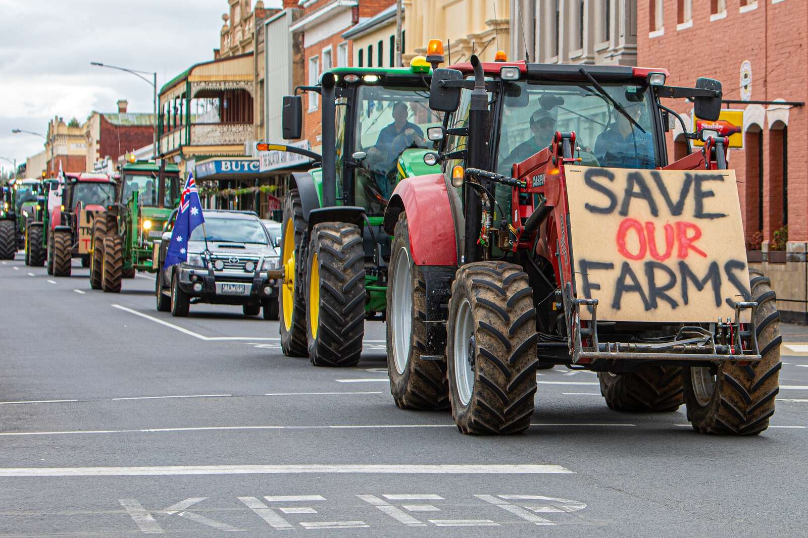 Tractor convoy rolls in as farmers lash powerline plan | Country News