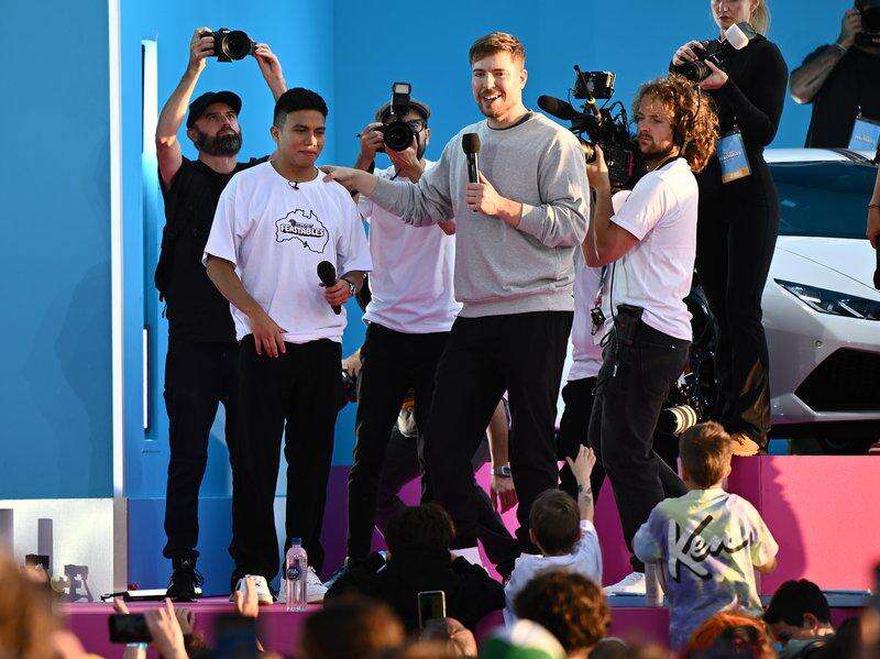 Kids ditch school for millionaire YouTuber | Shepparton News