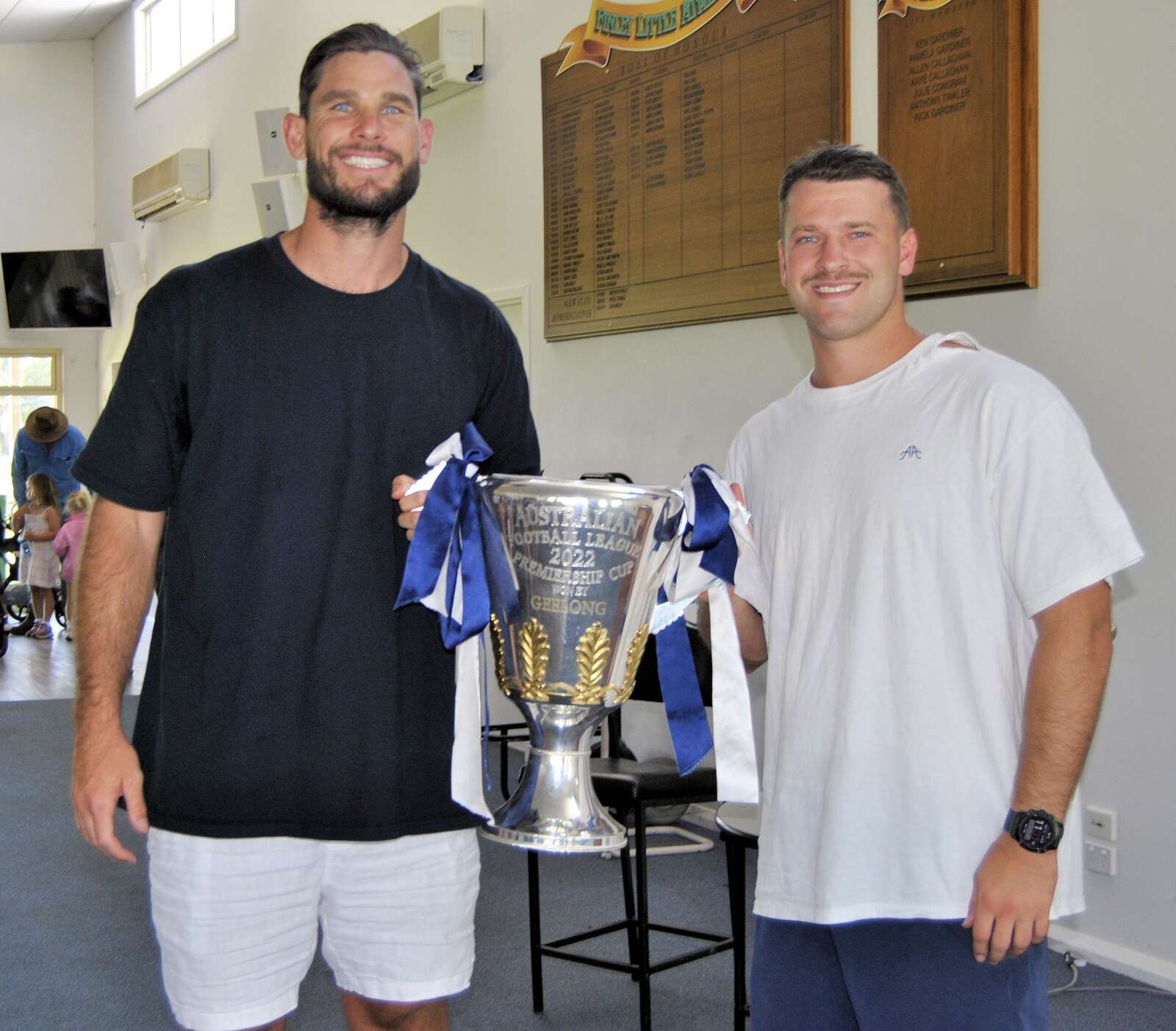 Cats fans get up close with Cup, Tom | Southern Riverina News