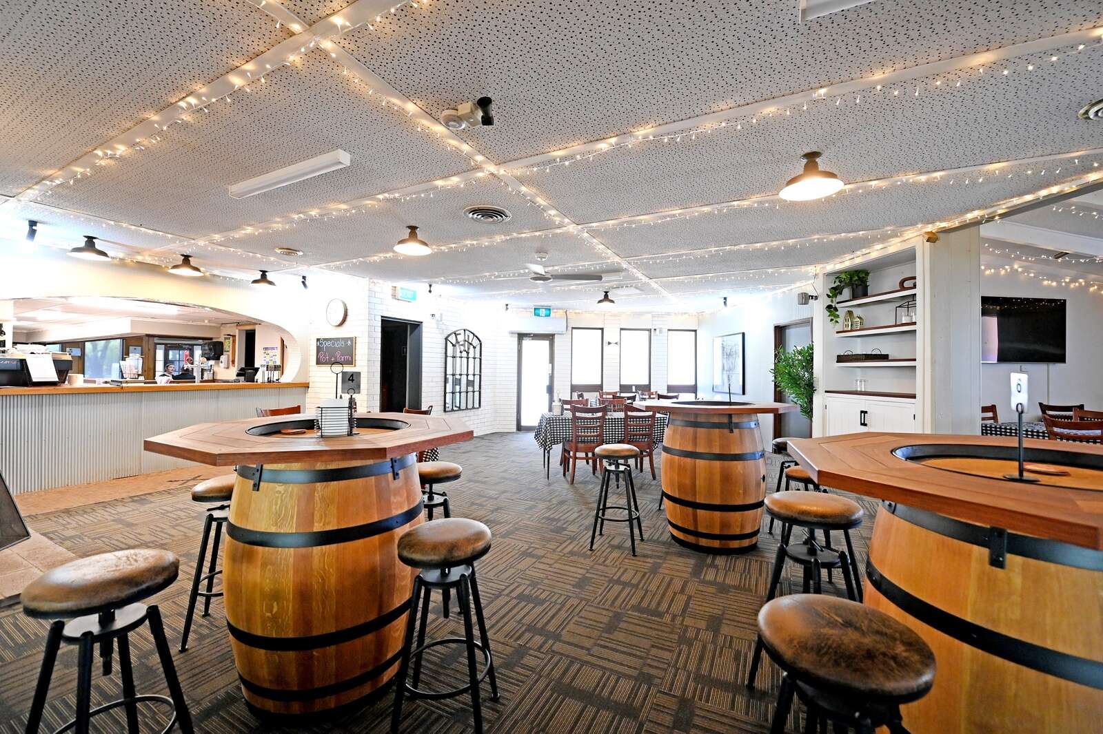 Cheers! Pub pours first drinks | Riverine Herald