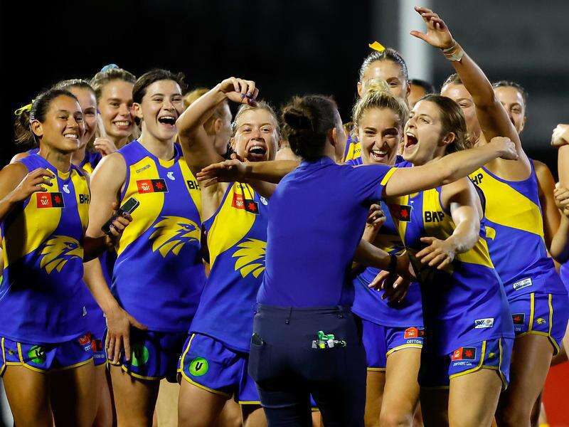 Daisy Pearce mobbed after Eagles pip Tigers by a point | Riverine Herald