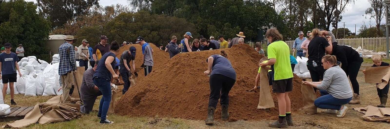 Hundreds answer sandbagging call to arms | Kyabram Free Press