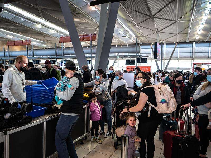 Long queues for holidaymakers at airports | Country News