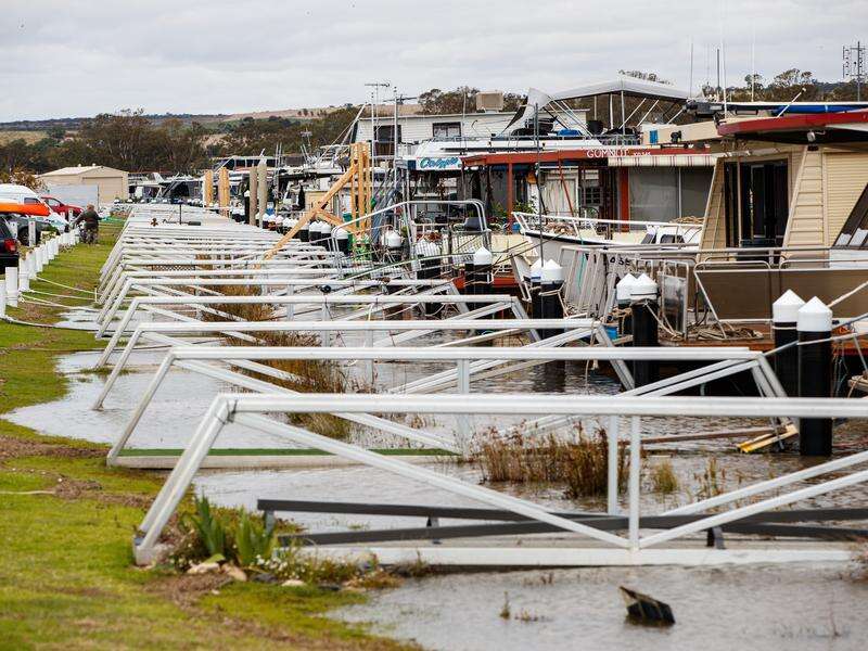 Flood alert as river swamps caravan park | Country News