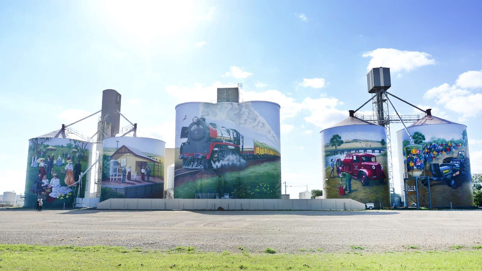 Sippin’ with a picnic and big art at the Colbinabbin silos | Cobram Courier